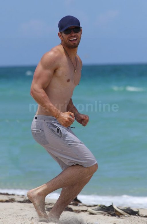 Kellan Lutz And Sharni Vinson Flaunt Fab Beach Bodies - Mavrixphoto ...